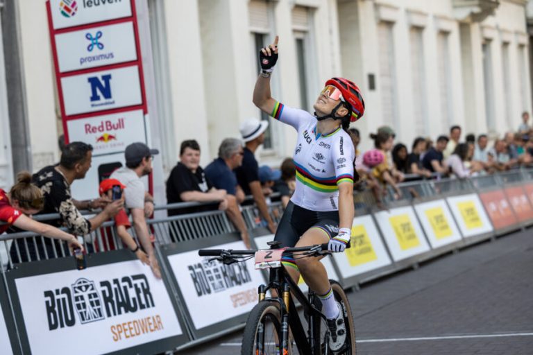 Rebecca McConnell y David Valero se imponen en el Superprestigio Faster ...